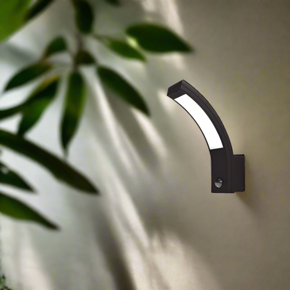 Lunox – Schwarze LED Sensor-Wandleuchte außen – Hauser Berlin